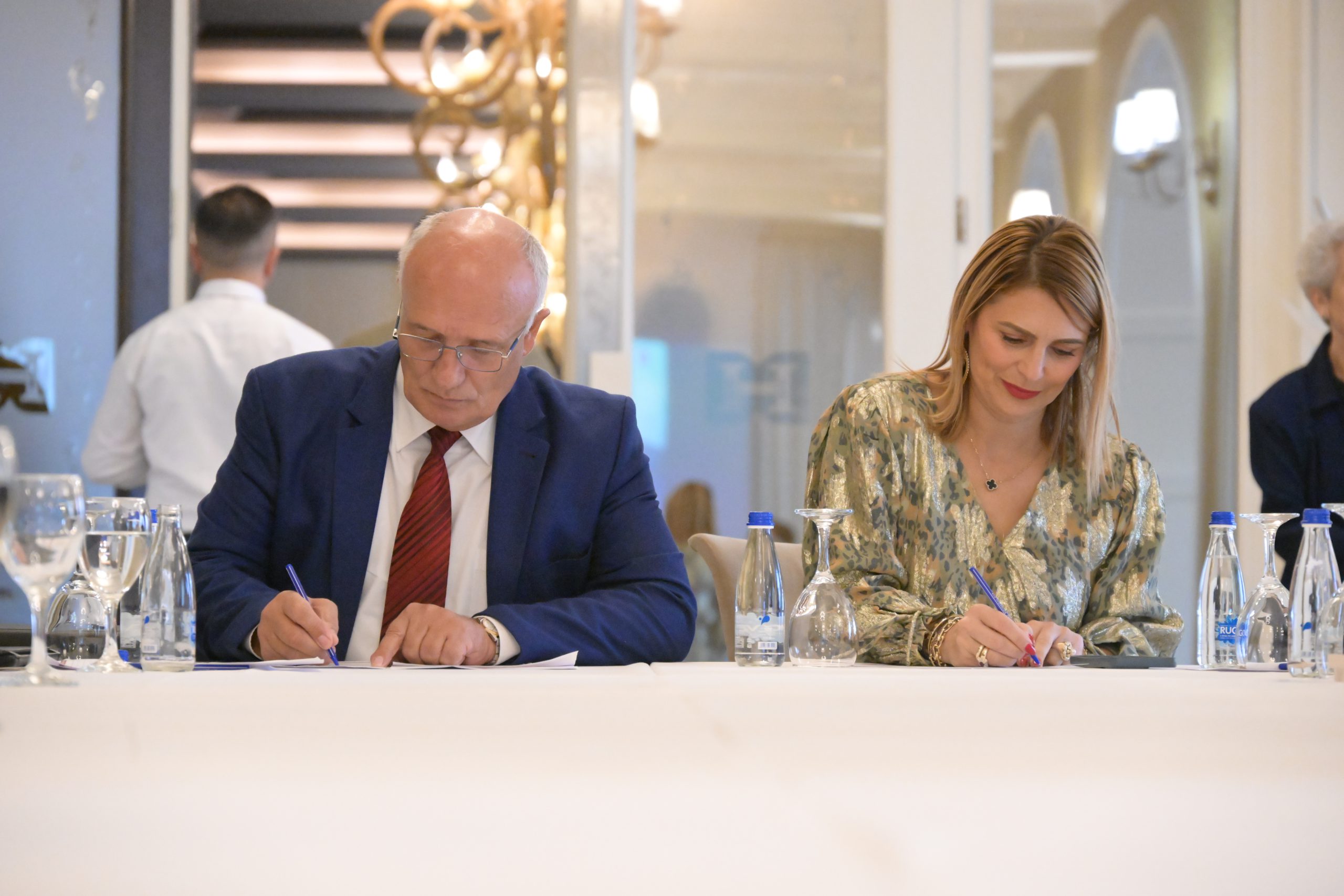 TRYEZË E RRUMBULLAKËT - TEMA BOSHT E TAKIMIT - POEZIA E AZEM SHKRELIT ...